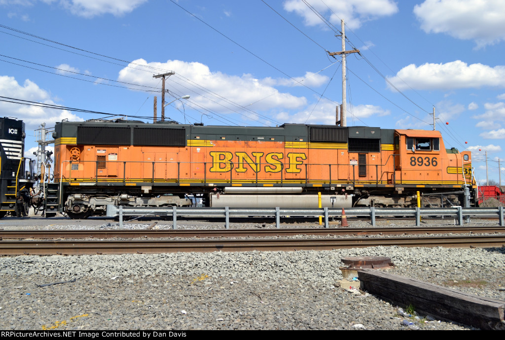 BNSF 8936 on 65W/FC81